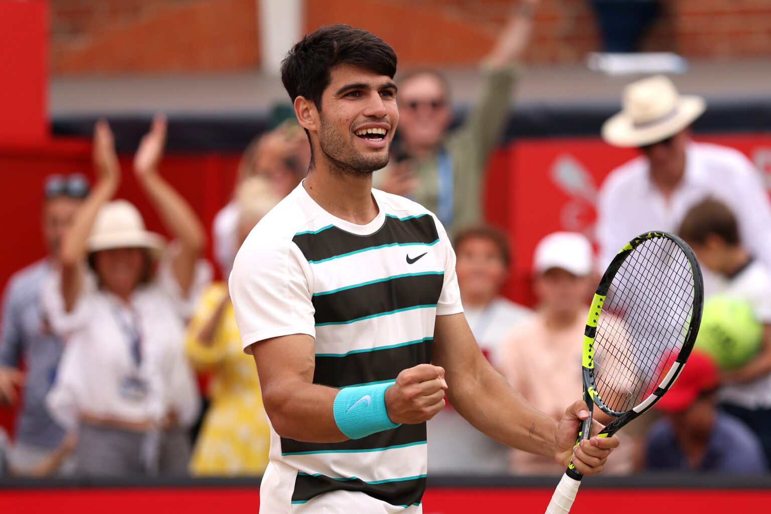 This Carlos Alcaraz shot left commentators laughing during his Queen’s ...